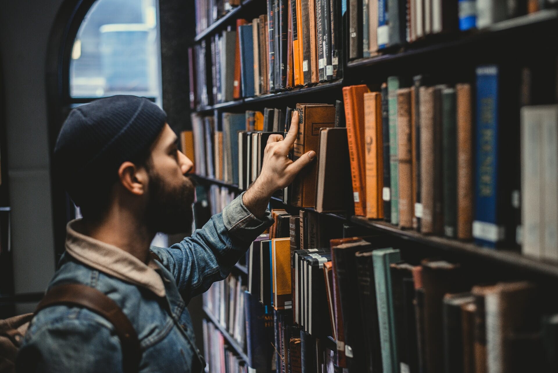 Remote and Hybrid Workers Use Libraries to Reduce Bills - ThinkRemote